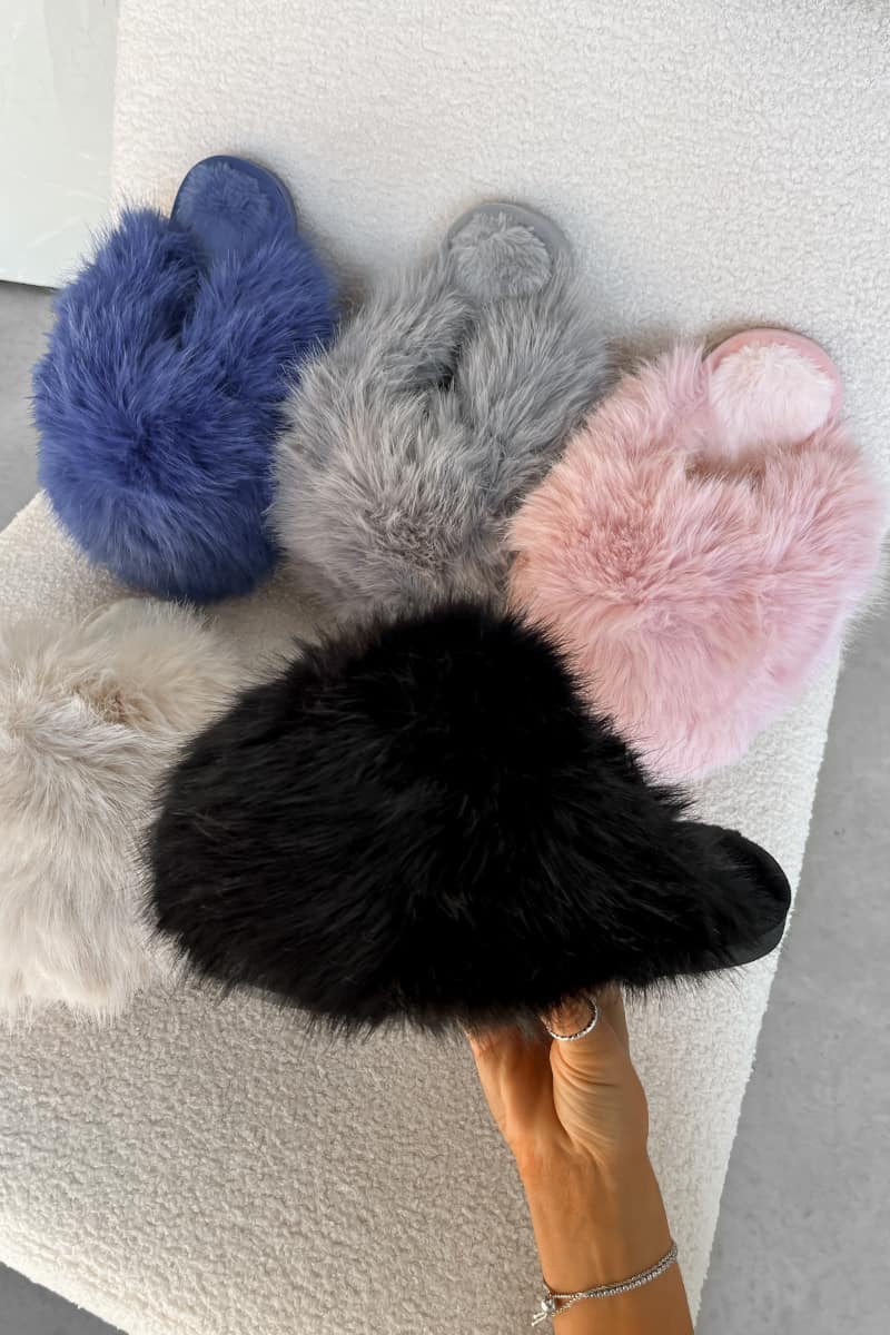 POLLY Faux Fur Oversized Slippers - Black – AJ VOYAGE
